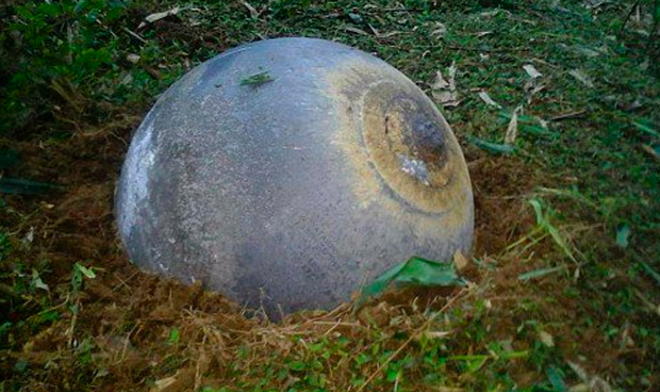 Dos misteriosas "esferas metálicas" cayeron del cielo en Vietnam ...