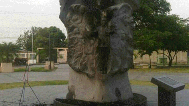 Venezuela: queman estatua de Chávez en su ciudad natal [FOTOS ...